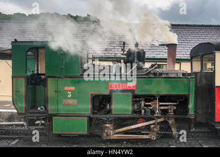 Snowdon Mountain Railway engine and passenger coach at Clogwyn station ...