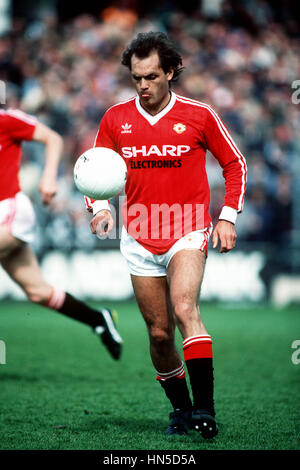 RAY WILKINS MANCHESTER UTD & ENGLAND 01 May 1983 Stock Photo - Alamy