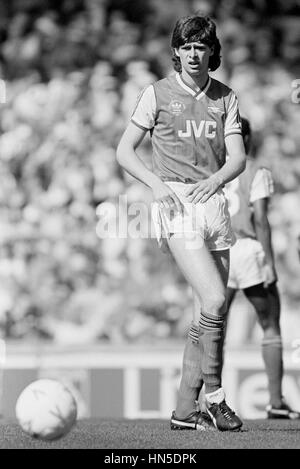 NIALL QUINN, ARSENAL FC, , 1987 Stock Photo - Alamy