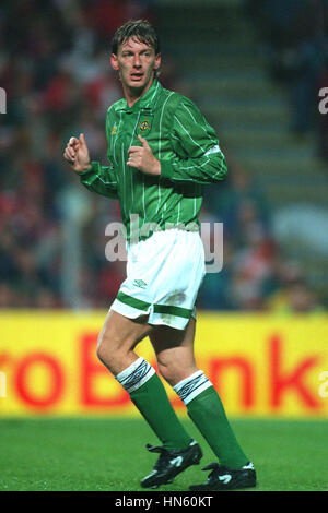 ALAN MCDONALD NORTHERN IRELAND & QPR FC 26 October 1994 Stock Photo - Alamy