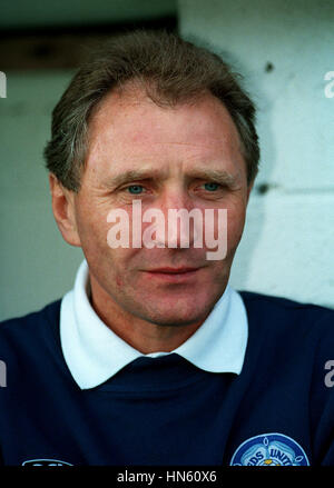 HOWARD WILKINSON LEEDS UNITED FC MANAGER 09 August 1994 Stock Photo - Alamy