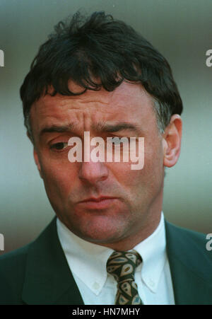 LOU MACARI GLASGOW CELTIC FC MANAGER 21 April 1994 Stock Photo - Alamy