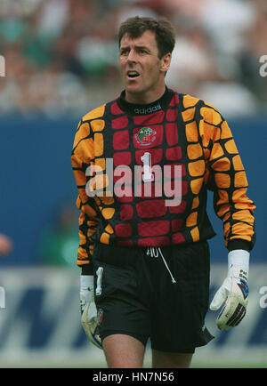 PAT BONNER EIRE & GLASGOW CELTIC FC 06 June 1994 Stock Photo - Alamy