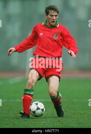 ALAN NEILSON WALES & NEWCASTLE UNITED FC 21 November 1994 Stock Photo ...