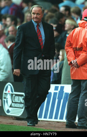 RON ATKINSON ASTON VILLA FC MANAGER 10 April 1994 Stock Photo - Alamy