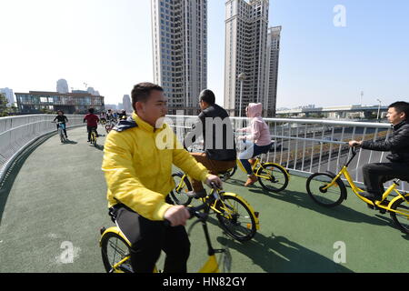 (170209) -- XIAMEN, Feb. 9, 2017 (Xinhua) -- Citizens ride along an ...