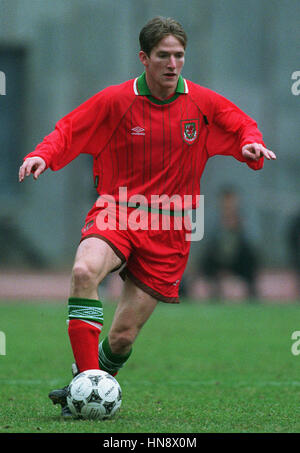 ALAN NEILSON WALES & NEWCASTLE UNITED FC 21 November 1994 Stock Photo ...
