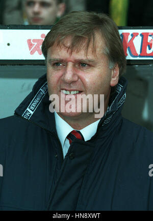 JIM JEFFERIES FALKIRK FC MANAGER 24 October 1994 Stock Photo - Alamy
