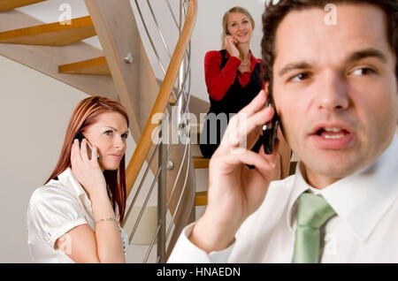 Drei junge Leute mit Handies - three young business people using mobile ...