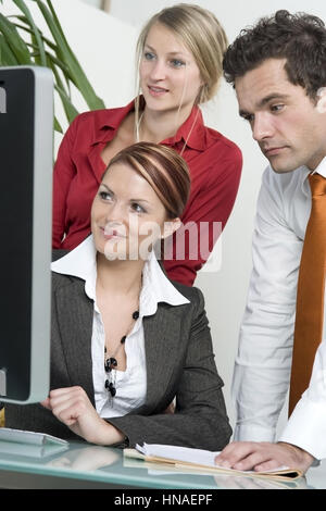 Computerarbeit im Buero - computer work in office Stock Photo - Alamy