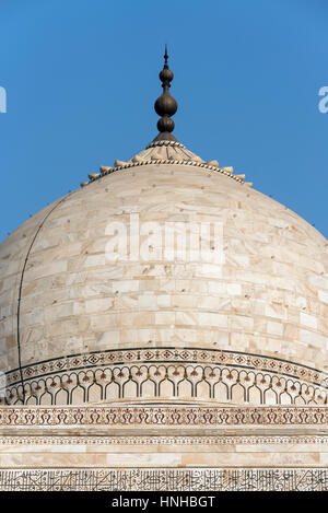 Close up Taj Mahal dome white marble mausoleum landmark in Agra, Uttar ...