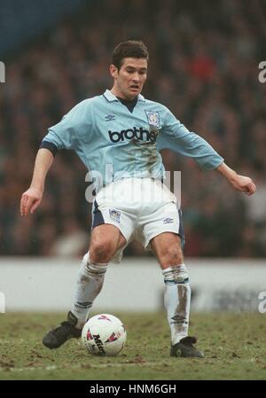 NIGEL CLOUGH MANCHESTER CITY FC 28 October 1996 Stock Photo - Alamy