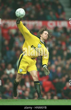 IAN WALKER TOTTENHAM HOTSPUR FC 17 April 1999 Stock Photo - Alamy