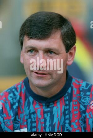 BRUCE RIOCH ARSENAL FC MANAGER 11 August 1995 Stock Photo - Alamy