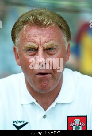 DAVID MERRINGTON SOUTHAMPTON FC MANAGER 15 August 1995 Stock Photo - Alamy