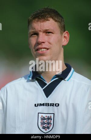 ALAN THOMPSON ENGLAND U21 & BOLTON WANDERERS 10 August 1995 Stock Photo ...