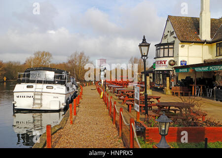 pub on the Norfolk Broads Ferry inn Stokesby Stock Photo - Alamy