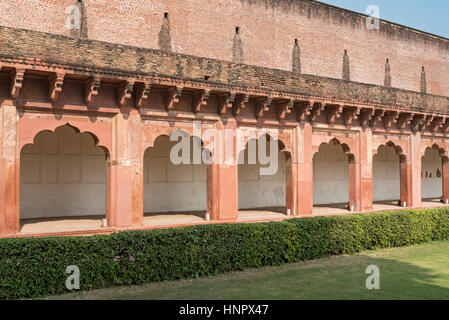 Covered colonnaded passageway, Agra Fort, India Stock Photo - Alamy