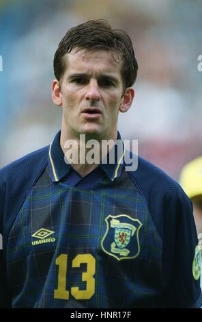 TOSH MCKINLAY SCOTLAND & GLASGOW CELTIC FC 30 April 1996 Stock Photo ...