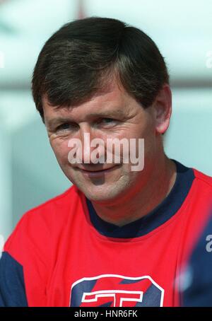 BRUCE RIOCH ARSENAL FC MANAGER 12 September 1995 Stock Photo - Alamy
