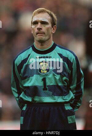 JIM LEIGHTON SCOTLAND & HIBERNIAN FC 04 April 1995 Stock Photo - Alamy