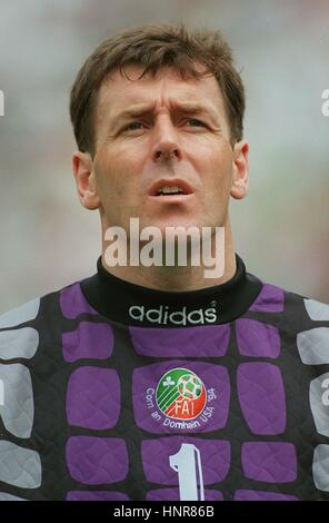 PAT BONNER EIRE & GLASGOW CELTIC FC 06 June 1994 Stock Photo - Alamy