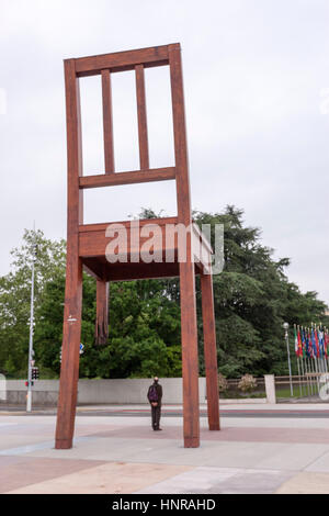 Broken Chair sculpture by Swiss artist Daniel Berset at Place de ...