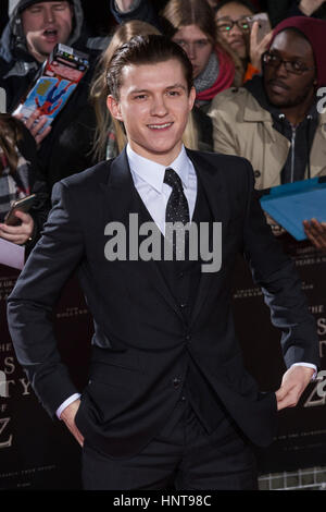 London, UK. 16th Feb, 2017. L-R: Robert Pattinson, Sienna Miller ...