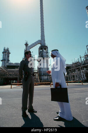 The world's largest oil refinery at Ras Tanura in Saudi Arabia ...
