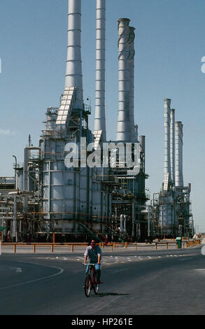 The world's largest oil refinery at Ras Tanura in Saudi Arabia ...