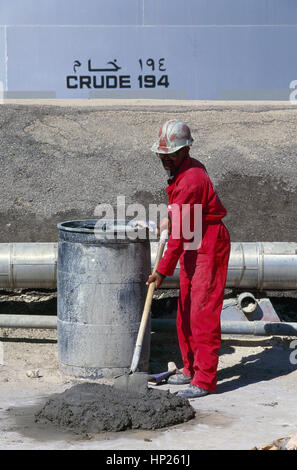 The world's largest oil refinery at Ras Tanura in Saudi Arabia ...