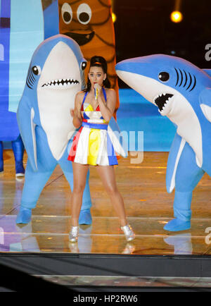 GLENDALE, ARIZONA - FEBRUARY 1: Katy Perry performs on the Pepsi Super ...