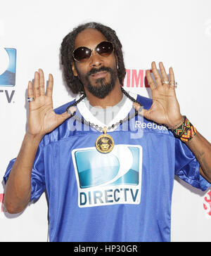 Rapper Snoop Dogg (Cordozar Broadus) poses with fans and bypasses ...