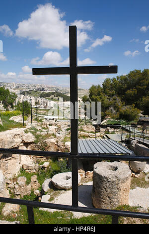 Beit Sahur, West Bank, Palestinian Territories. 09th Feb, 2014. A glass ...