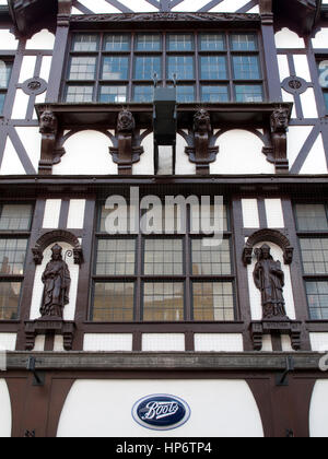 Historic Elizabethan buildings over retail shops Stock Photo - Alamy