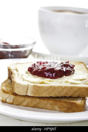 Toast mit Butter und Marmelade Stock Photo - Alamy