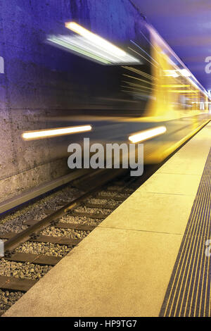U-Bahnhof, fahrender Zug, Bewegung Stock Photo - Alamy