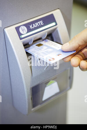 Hand steckt EC-Karte in Geldautomat Stock Photo - Alamy