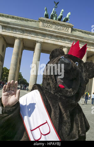 Berliner Baer, Brandenburger Tor, Berlin Stock Photo - Alamy