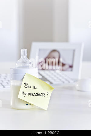 Gelber Zettel klebt auf Flaeschchen, "Bin in Mutterschutz! Stock Photo ...