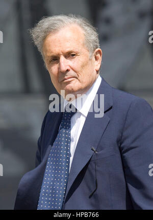 Entertainment lawyer Bert Fields, a witness in the Anthony Pellicano ...