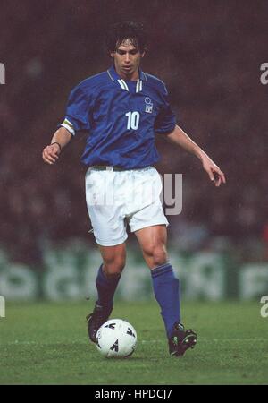 DEMETRIO ALBERTINI ITALY & AC MILAN FC 17 June 1996 Stock Photo - Alamy