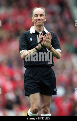 DAVID ELLERAY PREMIER LEAGUE REFEREE 25 September 1999 Stock Photo - Alamy