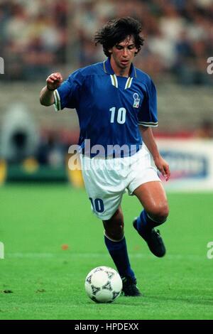 DEMETRIO ALBERTINI ITALY & AC MILAN 13 February 1997 Stock Photo - Alamy