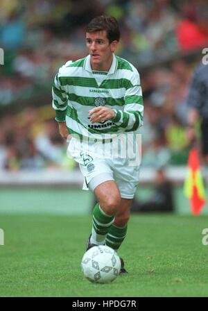 TOSH MCKINLAY GLASGOW CELTIC FC 11 September 1995 Stock Photo - Alamy