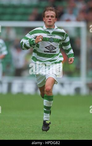 SIMON DONNELLY GLASGOW CELTIC FC 10 August 1998 Stock Photo - Alamy