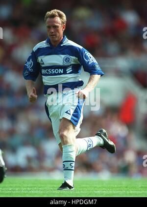 SIMON BARKER QUEENS PARK RANGERS FC 22 August 1994 Stock Photo - Alamy