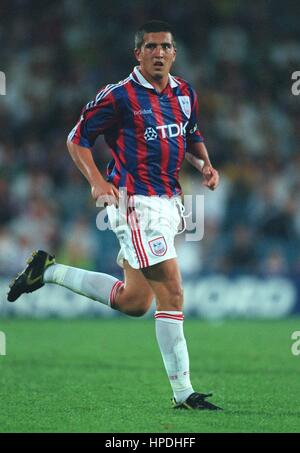 ANDY ROBERTS CRYSTAL PALACE FC 11 August 1997 Stock Photo - Alamy