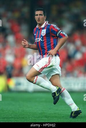 ANDY ROBERTS CRYSTAL PALACE FC 13 August 1997 Stock Photo - Alamy