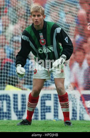 DAVID WATSON BARNSLEY FC 24 August 1997 Stock Photo - Alamy